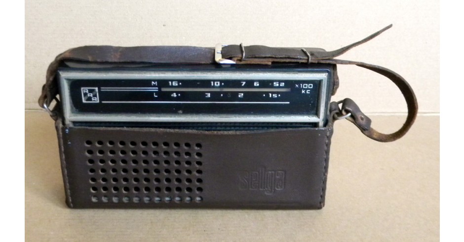 Radio receptor portabil rusesc cu tranzistori marca SELGA 402, 2 benzi ...