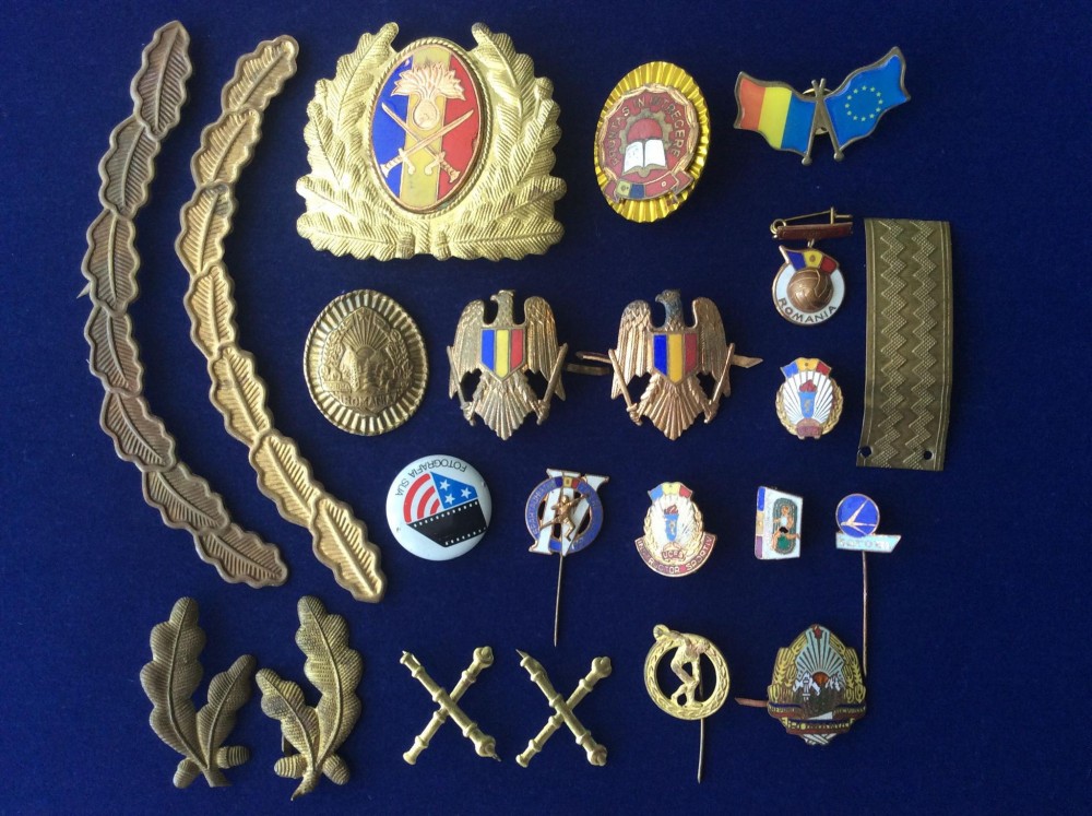 Insigne militare - Insigne Romania - Lot diferite insigne ?i efecte ...