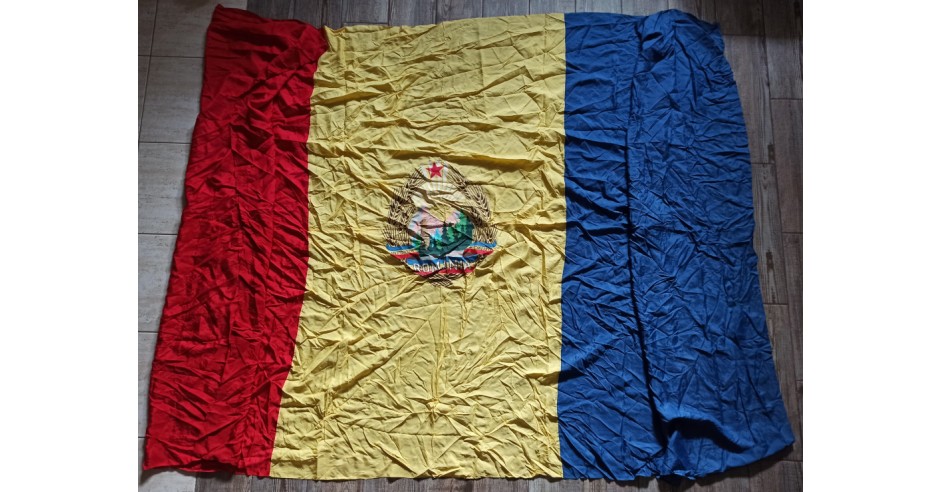 Steag din matase cu stema RSR, perioada comunista, dimensiuni ...