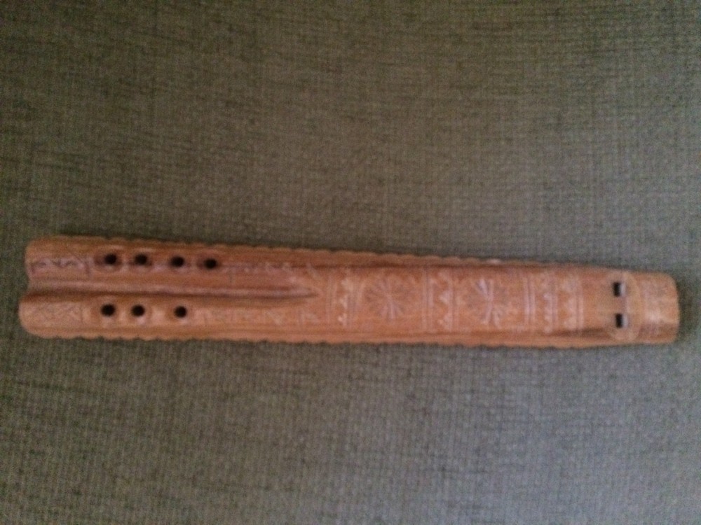 fluier din lemn sculptat instrument muzical de suflat traditional ...