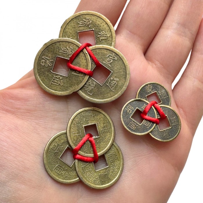 Amuleta Feng Shui 3 monede chinezesti cu snur rosu | Okazii.ro