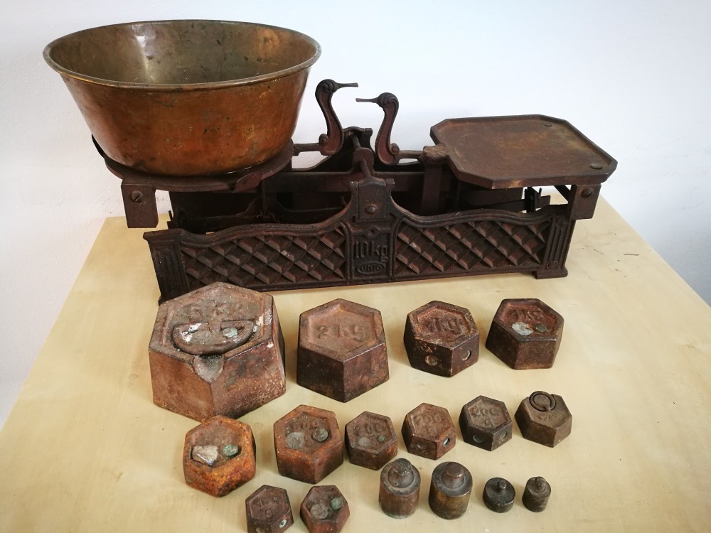 Superb cantar vechi din fonta, cu greutati. Marca: UNIO, de 10kg ...