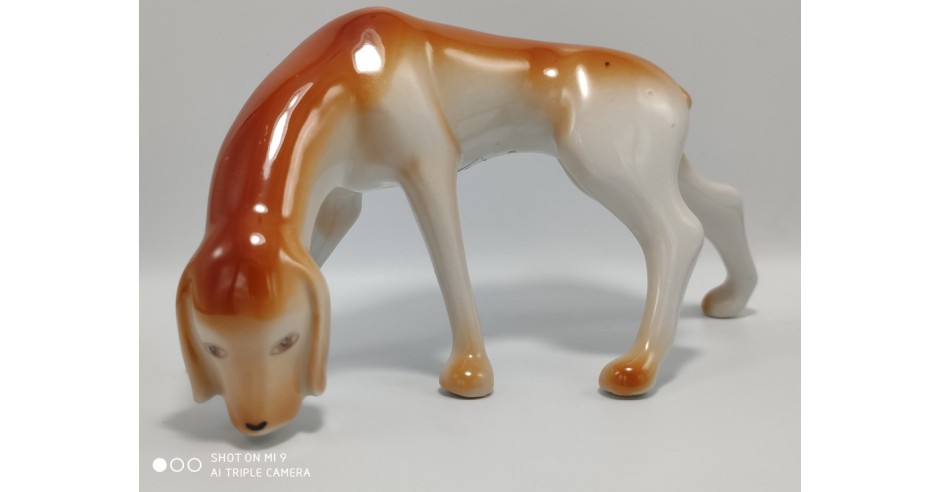 Bibelou / figurina , caine de vanatoare din portelan Hollohaza Ungaria ...